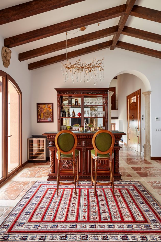 16 Opulent Mediterranean Home Bar Designs For A Luxurious Experience