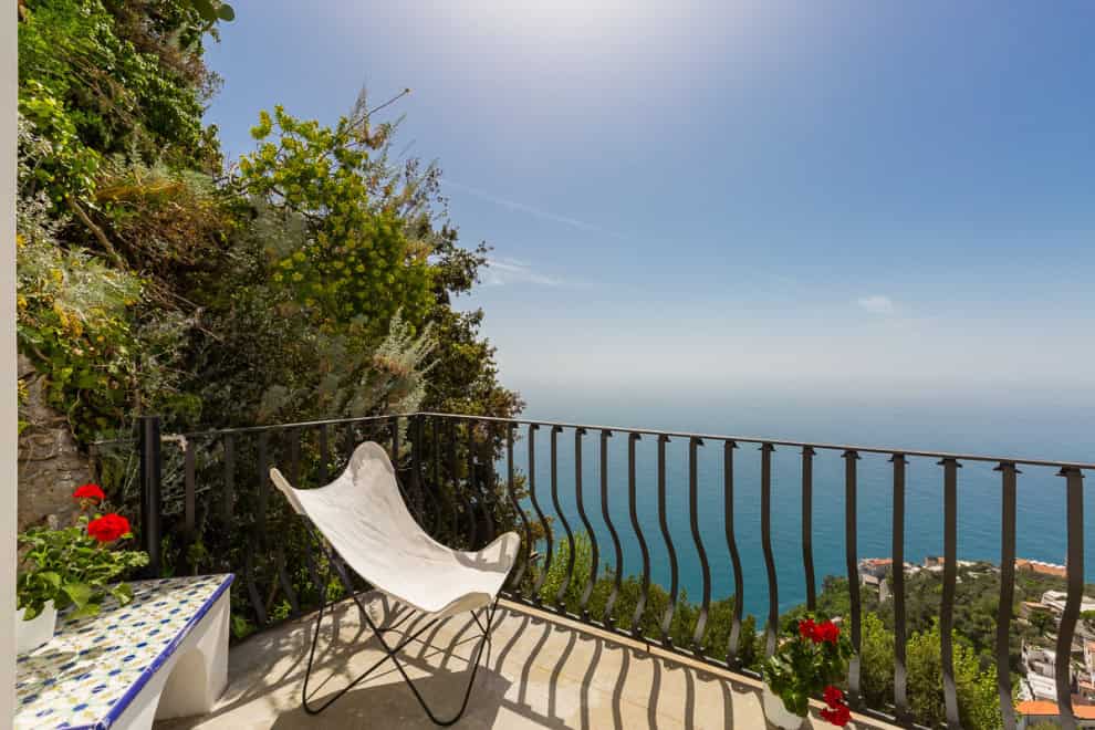 20 Breathtaking Mediterranean Balcony Designs That Are Pure Bliss