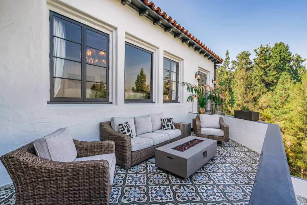 20 Breathtaking Mediterranean Balcony Designs That Are Pure Bliss