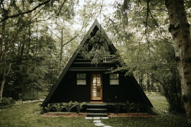 An American Cabin Shaped Like a Triangle Will Make You Dream About Cozy ...