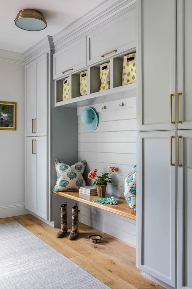 17 Remarkable Traditional Foyer Designs That Will Make You Feel Welcome