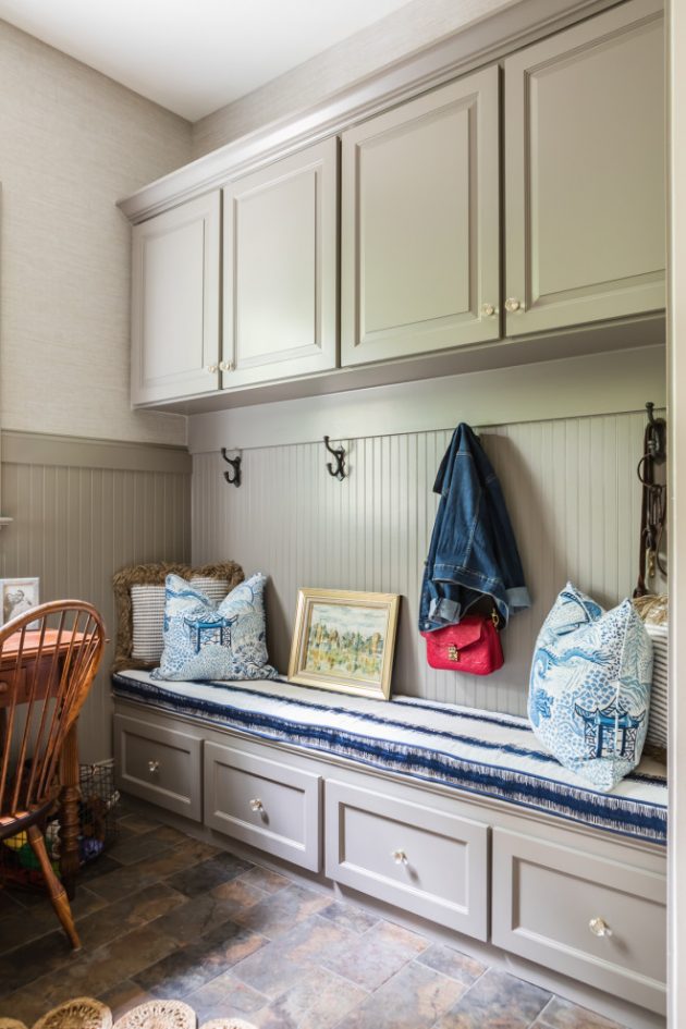 17 Remarkable Traditional Foyer Designs That Will Make You Feel Welcome