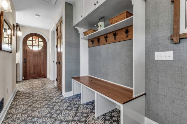 17 Remarkable Traditional Foyer Designs That Will Make You Feel Welcome