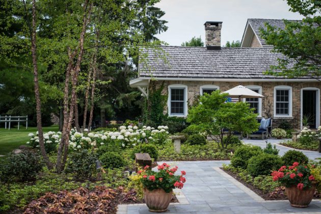15 Breathtaking Traditional Landscape Designs You Will Not Forget Easily