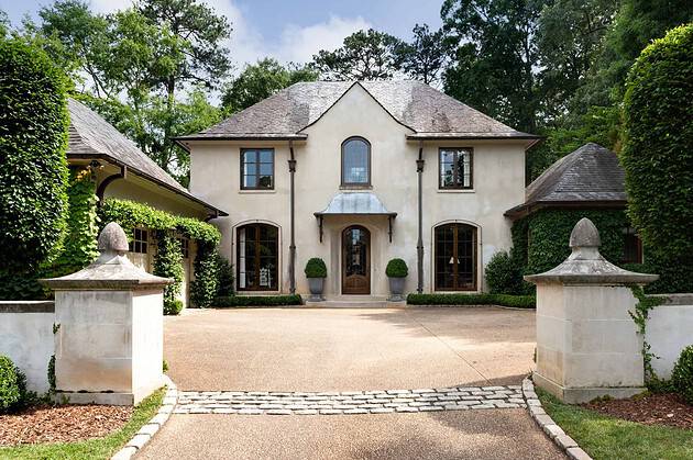 17 Exquisite Traditional Home Exterior Designs You Will Fall In Love With