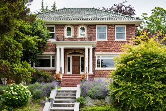 17 Exquisite Traditional Home Exterior Designs You Will Fall In Love With
