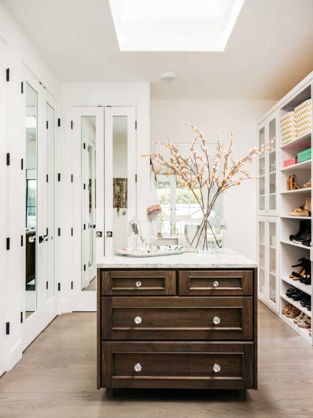 16 Exquisite Farmhouse Walk-In Closet Designs You Will Fall In Love With