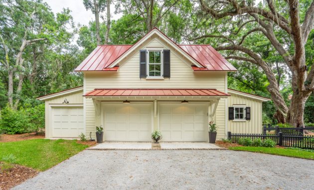 16 Charming Farmhouse Garage Designs That Will Take You By Surprise