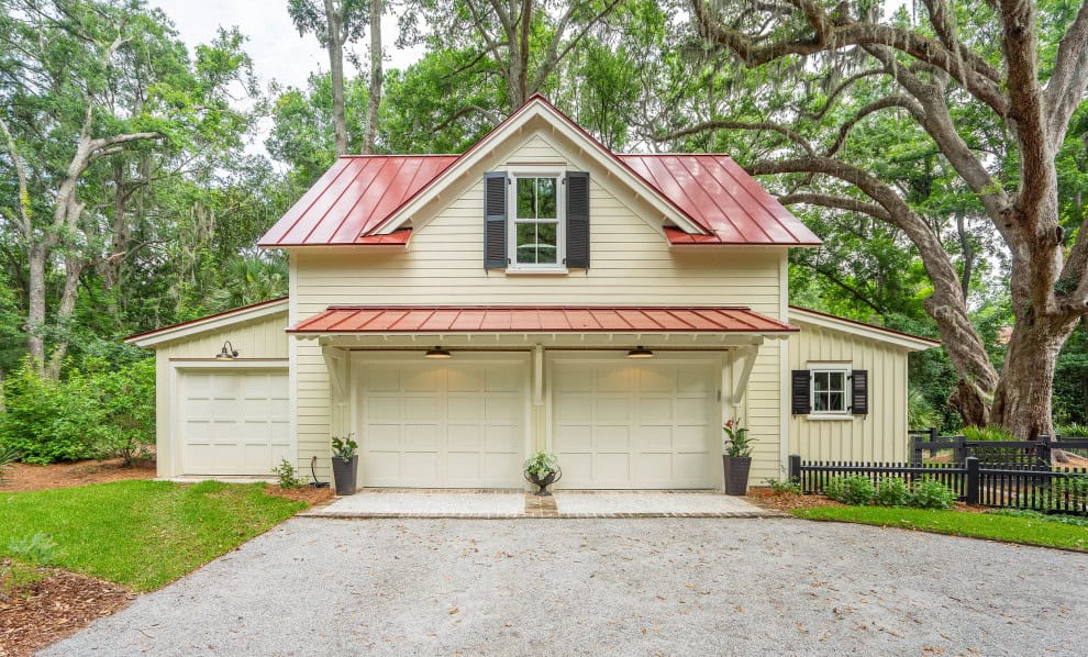 16 Charming Farmhouse Garage Designs That Will Take You By Surprise