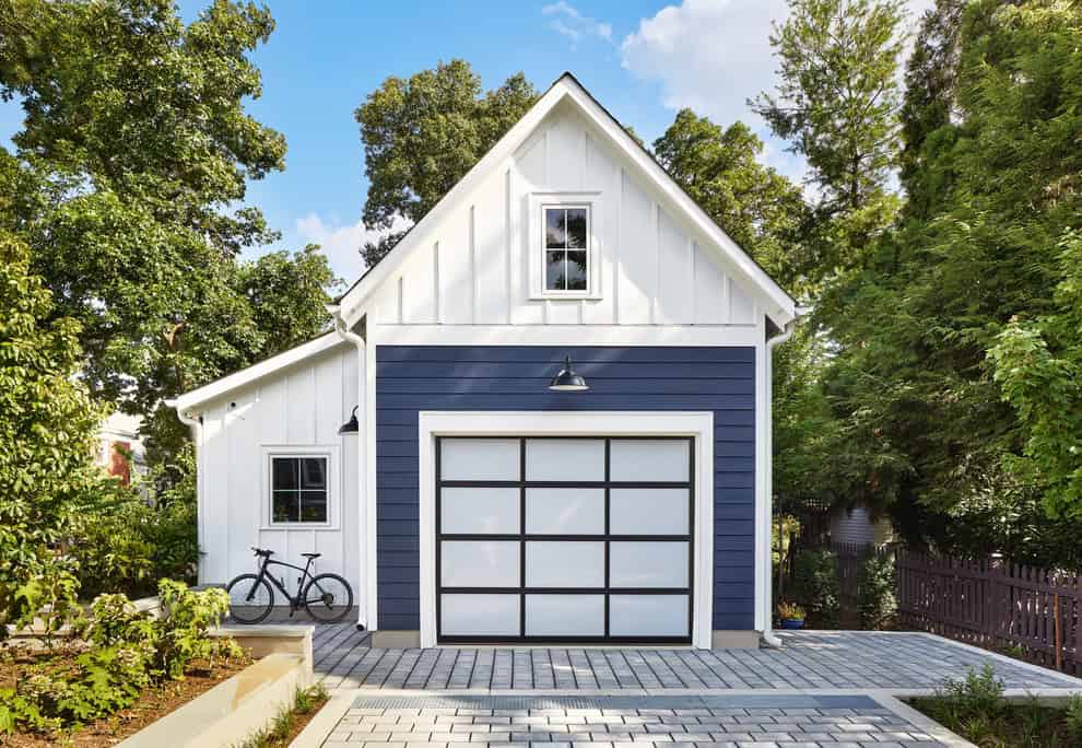 16 Charming Farmhouse Garage Designs That Will Take You By Surprise