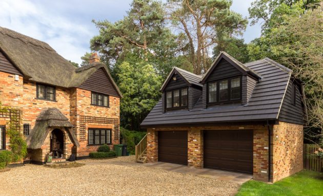 16 Charming Farmhouse Garage Designs That Will Take You By Surprise