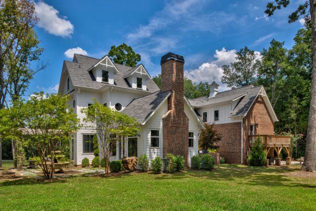 18 Magnificent Farmhouse Exterior Designs That Will Warm Your Heart