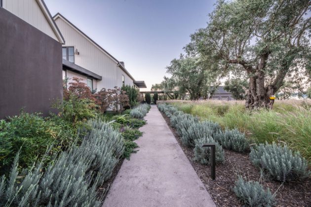 18 Remarkable Farmhouse Landscape Designs That Will Leave You Breathless