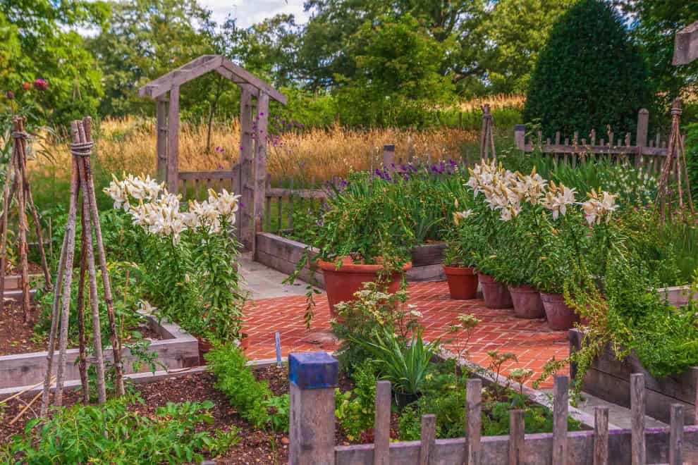 18 Remarkable Farmhouse Landscape Designs That Will Leave You Breathless