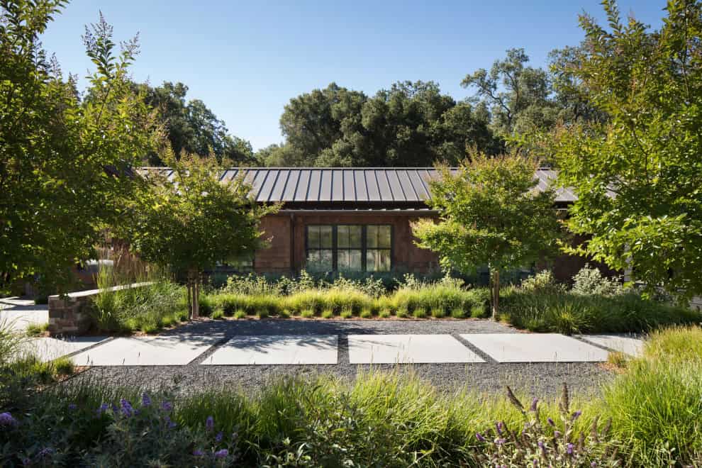 18 Remarkable Farmhouse Landscape Designs That Will Leave You Breathless