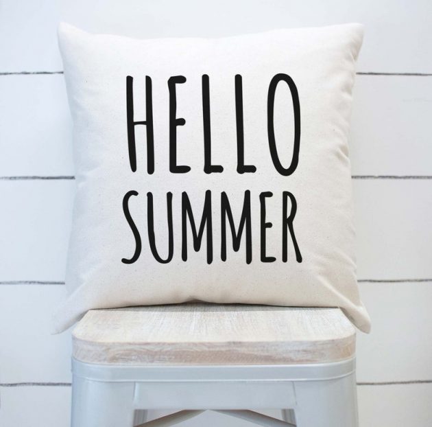 15 Charming Summer Pillow Designs That Will Dress Up Your Beach House