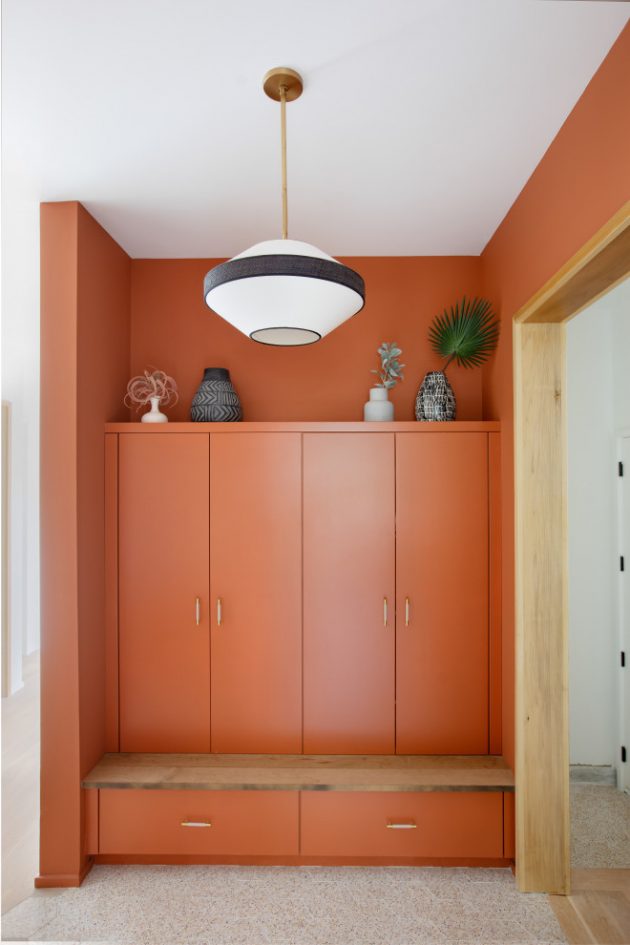 16 Fascinating Coastal Entry Hall Designs That Will Welcome You Inside