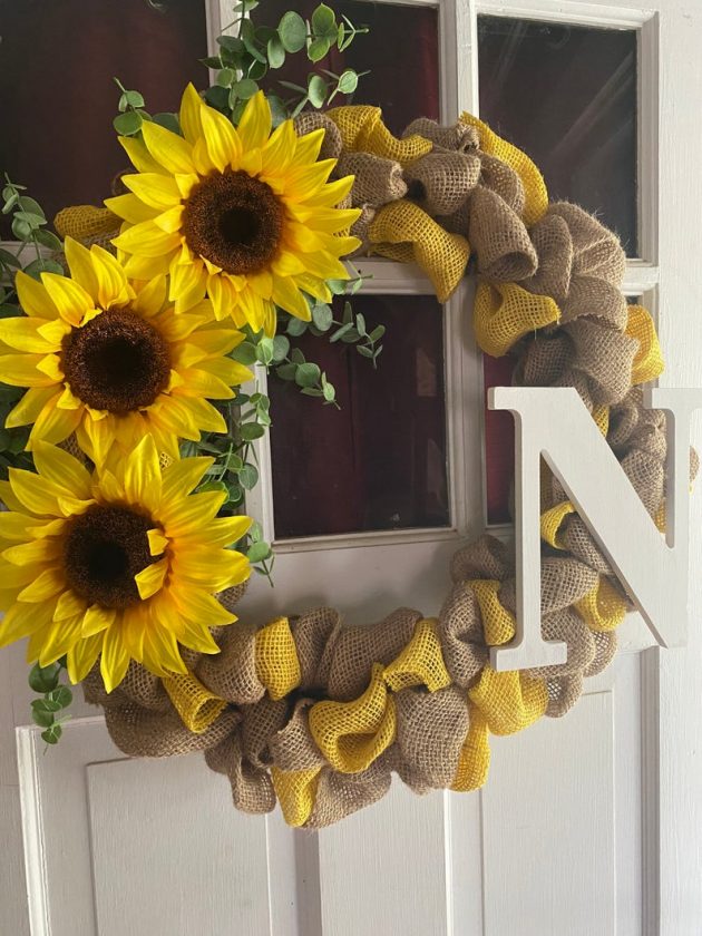 16 Charming Sunflower Wreath Designs For Your August Décor
