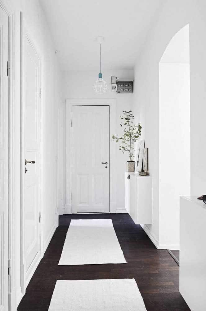 How To Decorate A Small Lobby?