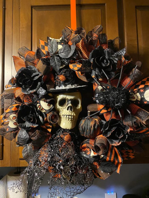 17 Spooky Halloween Wreath Designs To Get You Ready