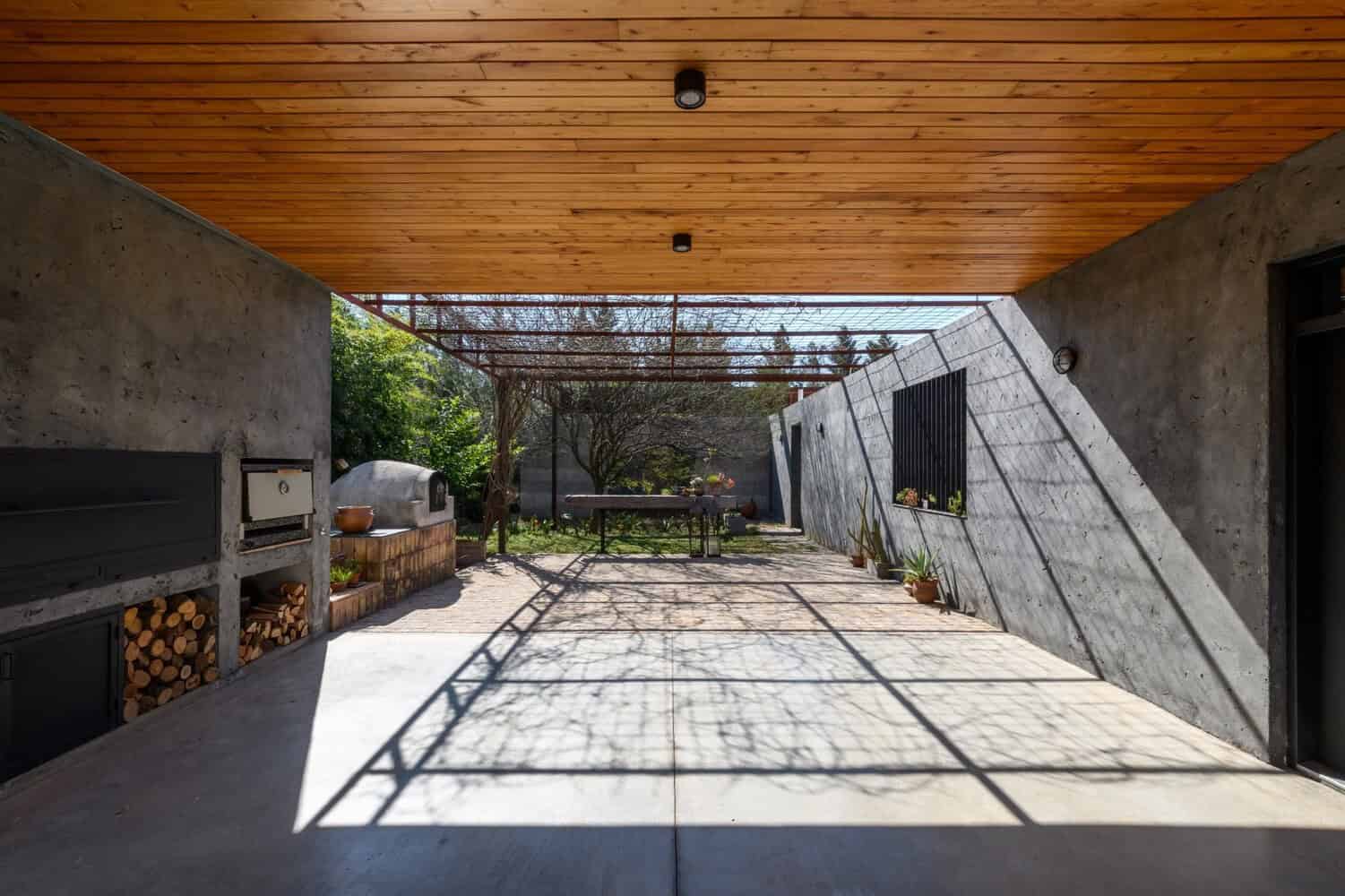 Textures House by Roberto Benito Arquitecto in San Francisco, Argentina