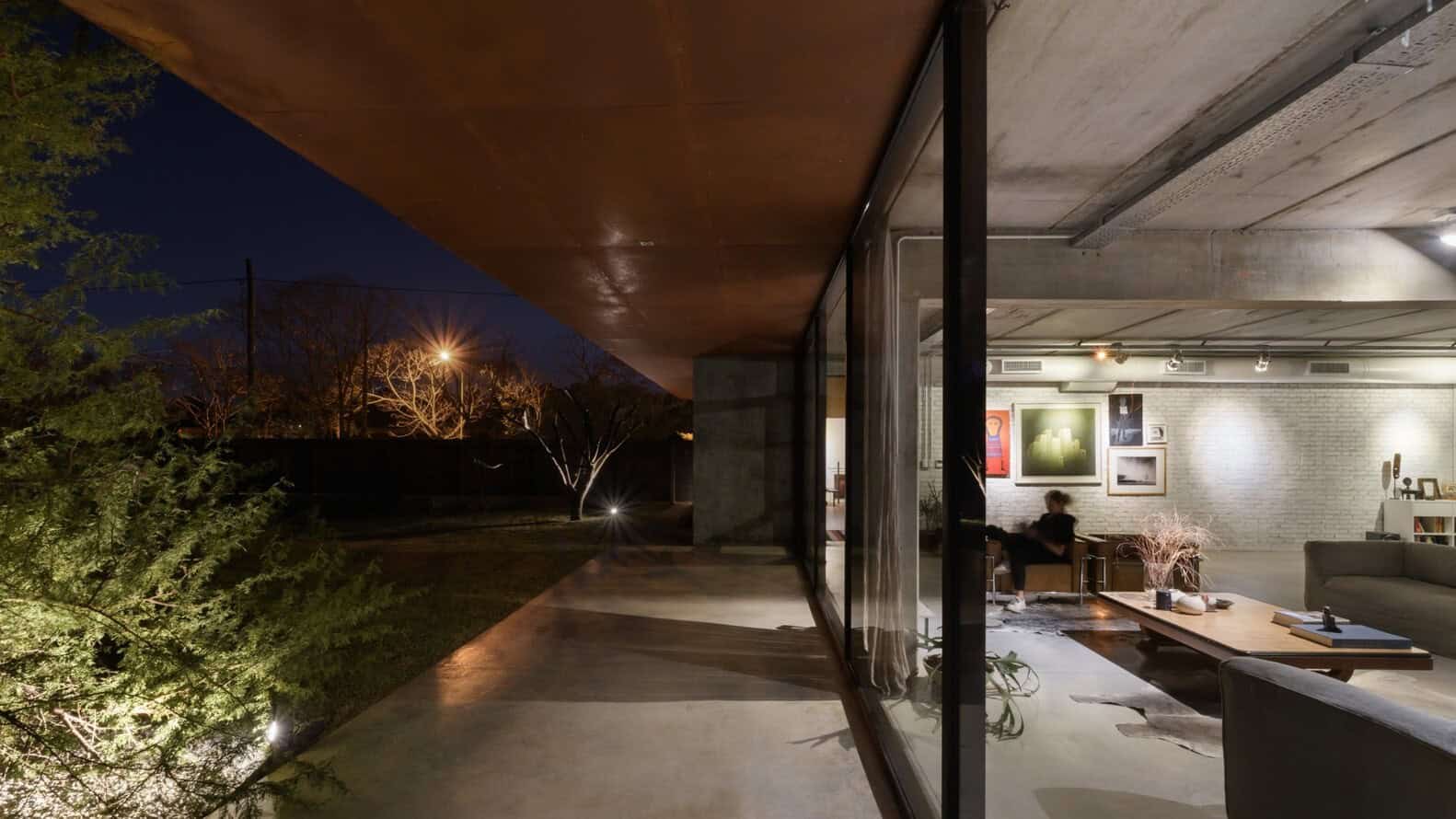 Textures House by Roberto Benito Arquitecto in San Francisco, Argentina