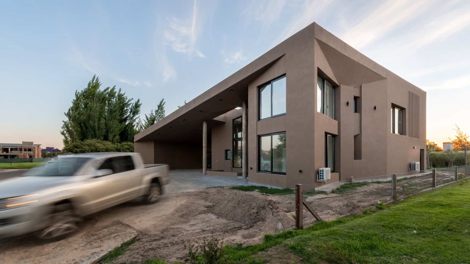 One Roof House by Ambroggio Arquitectos in Rio Cuarto, Argentina