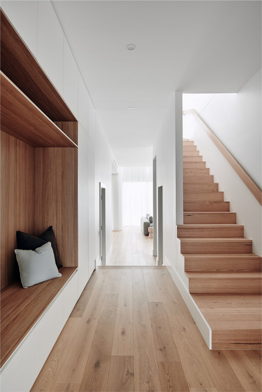 15 Beautiful Contemporary Entry Hall Designs That Will Greet You Every Time