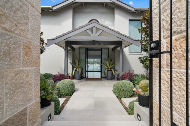 20 Inviting Contemporary Entrance Designs You're Going To Love