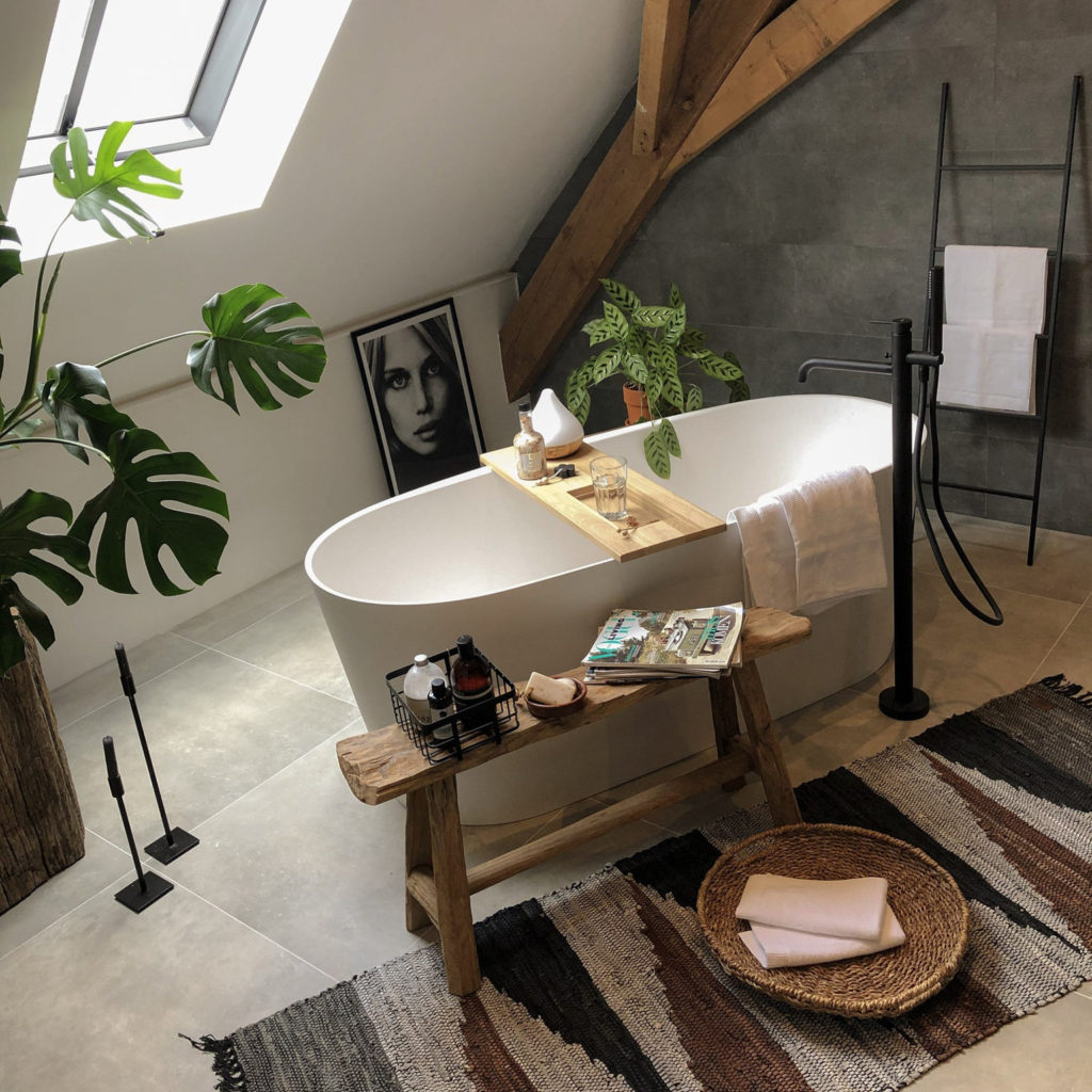 4 Ideas For Using A Decorative Bench