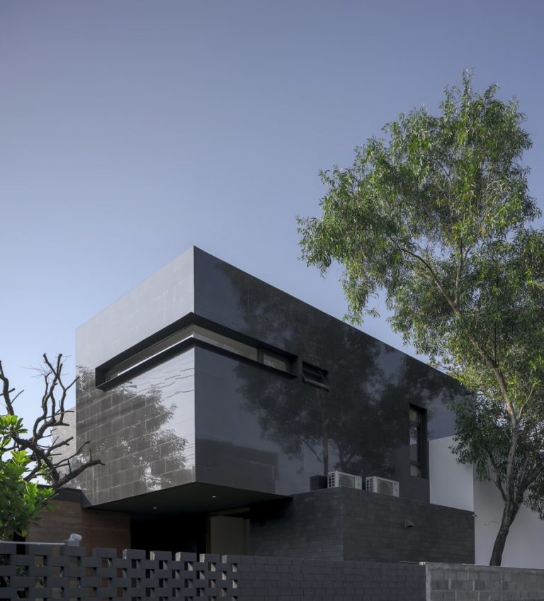 House (Be)hide by TOUCH Architect in Khet Khan Na Yao, Thailand