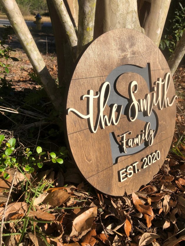 15 Heartwarming Family Name Sign Designs - The Perfect Housewarming Gift