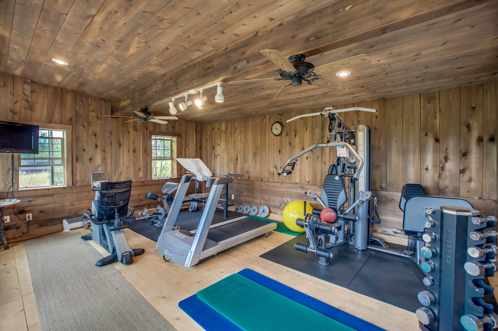 16 Awesome Rustic Home Gym Designs That Will Keep You In Shape