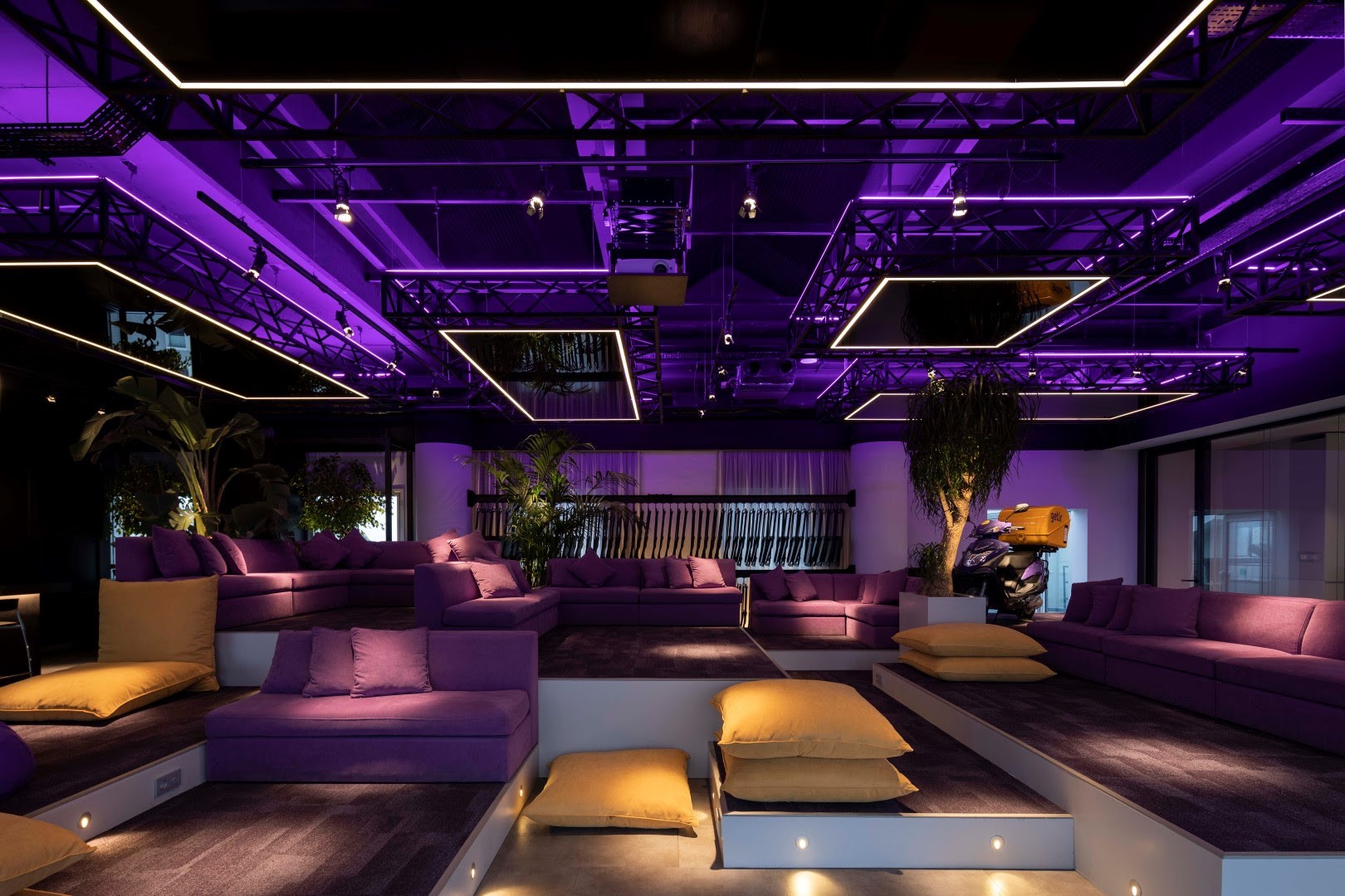 A Young and Dynamic Office Design by URBANJOBS: GETIR HEADQUARTERS