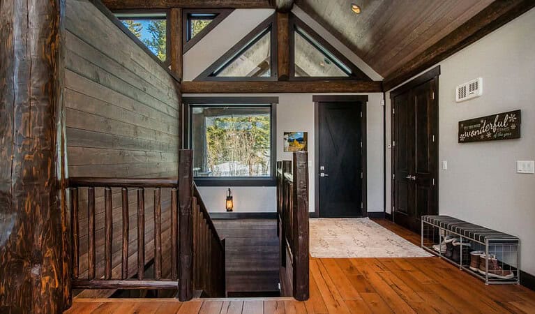 15 Striking Rustic Entry Hall Designs That Won't Fail To Welcome You