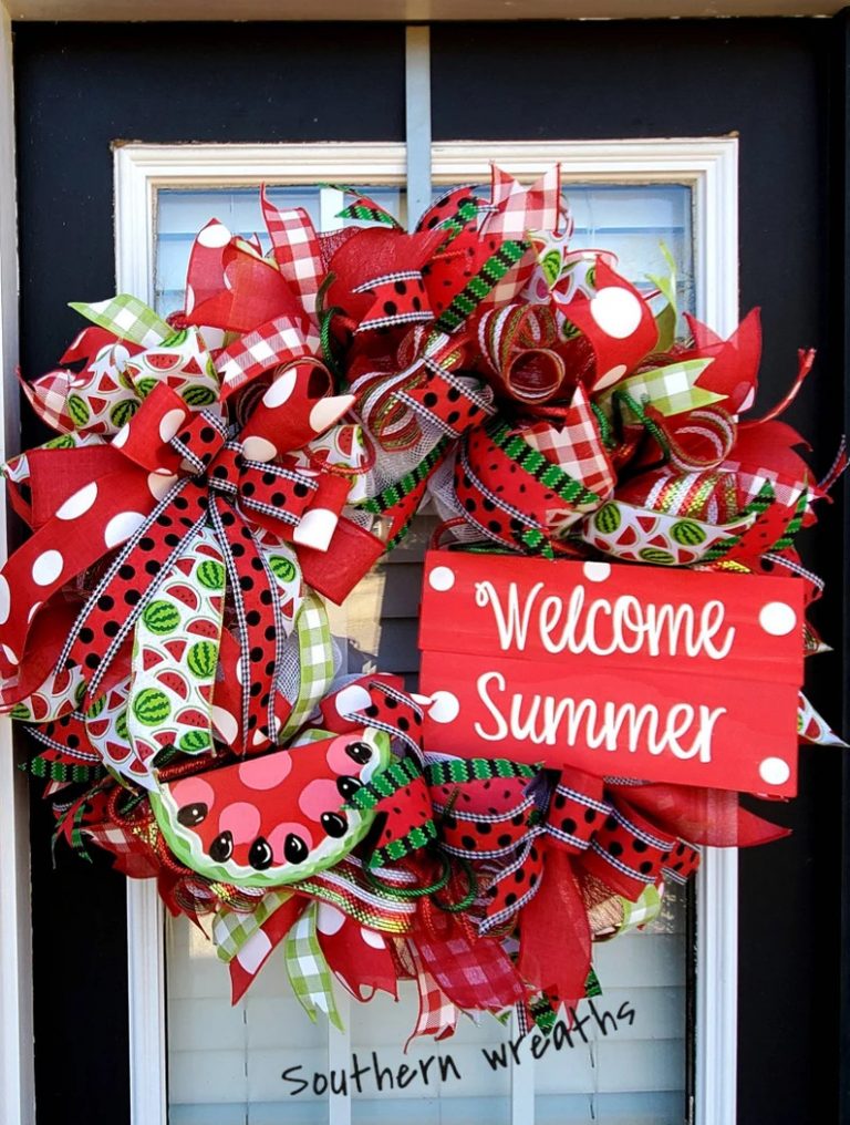 20 Refreshing Summer Wreath Designs to Hang After the 4th of July