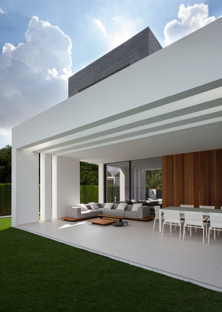 La Canada House by Antonio Altarriba Arquitectos in Rocafort, Spain