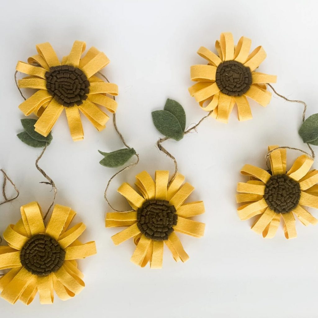 18 Fantastic Sunflower Garland Ideas You Can Add To Your Seasonal Décor