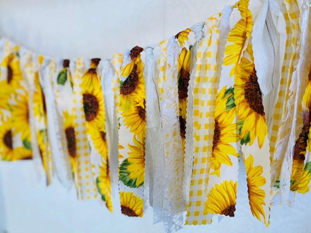 18 Fantastic Sunflower Garland Ideas You Can Add To Your Seasonal Décor