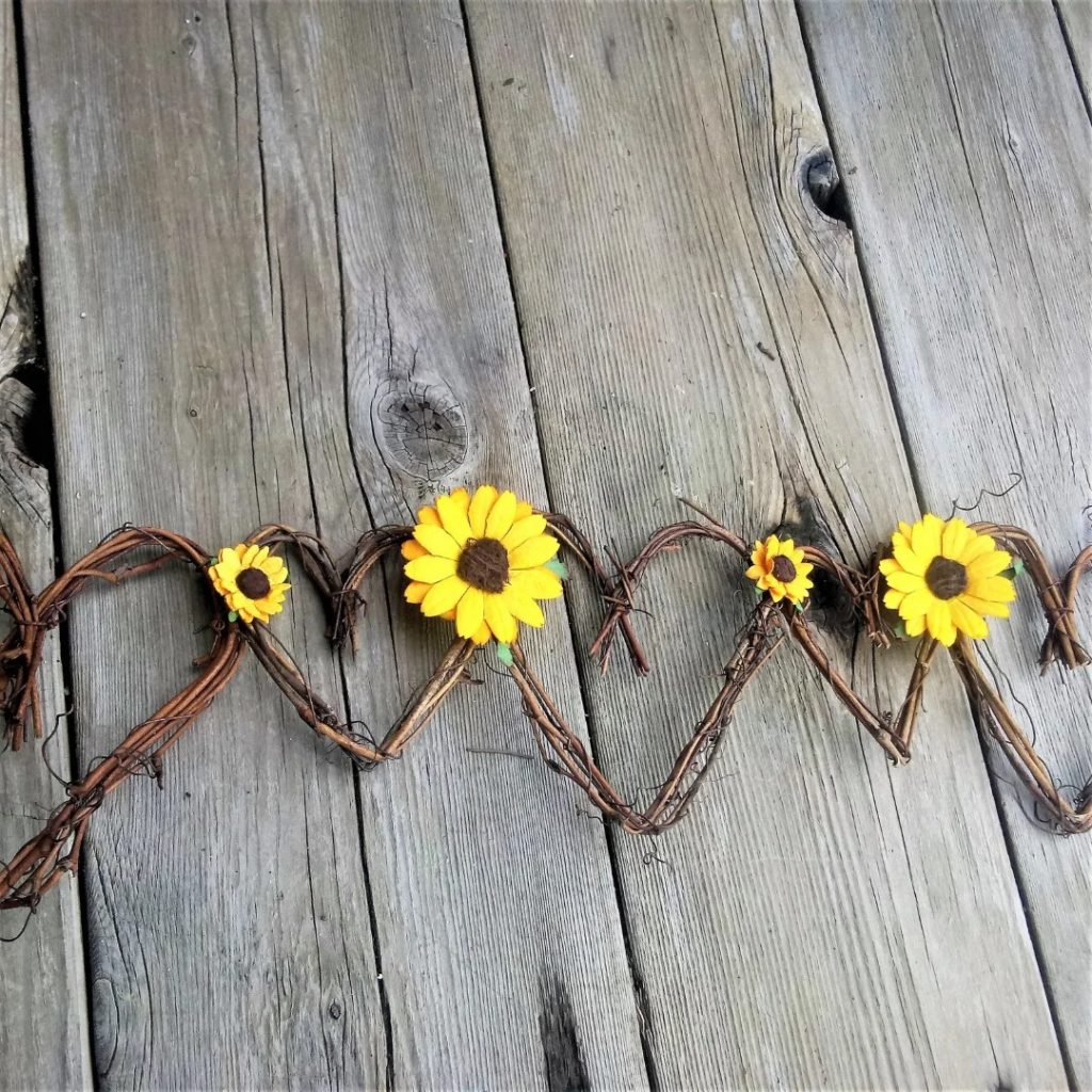 18 Fantastic Sunflower Garland Ideas You Can Add To Your Seasonal Décor