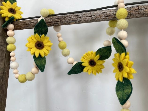 18 Fantastic Sunflower Garland Ideas You Can Add To Your Seasonal Décor
