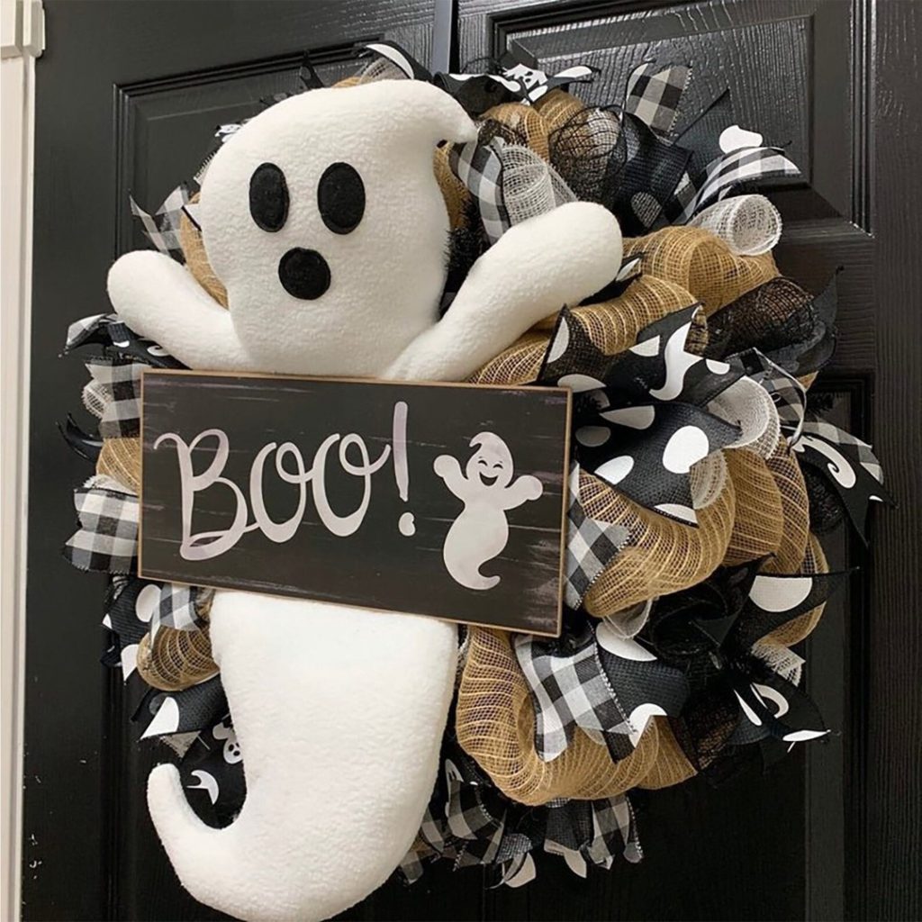 15 Unbelievable Ghost Wreath Designs For Halloween