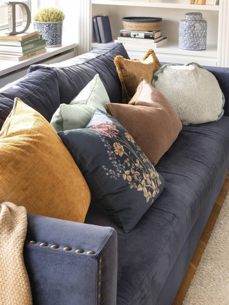 Combinations to renew your living room with cushions