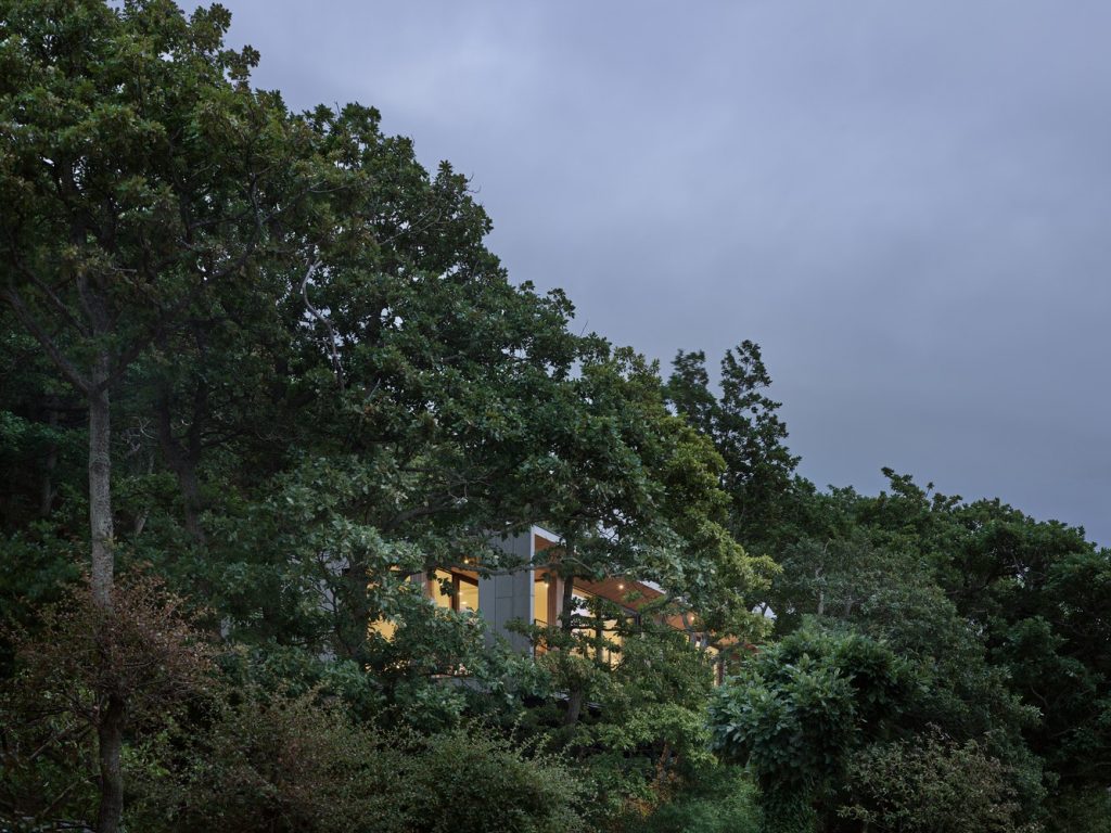 Summerhouse Solviken by Johan Sundberg in Molle, Sweden