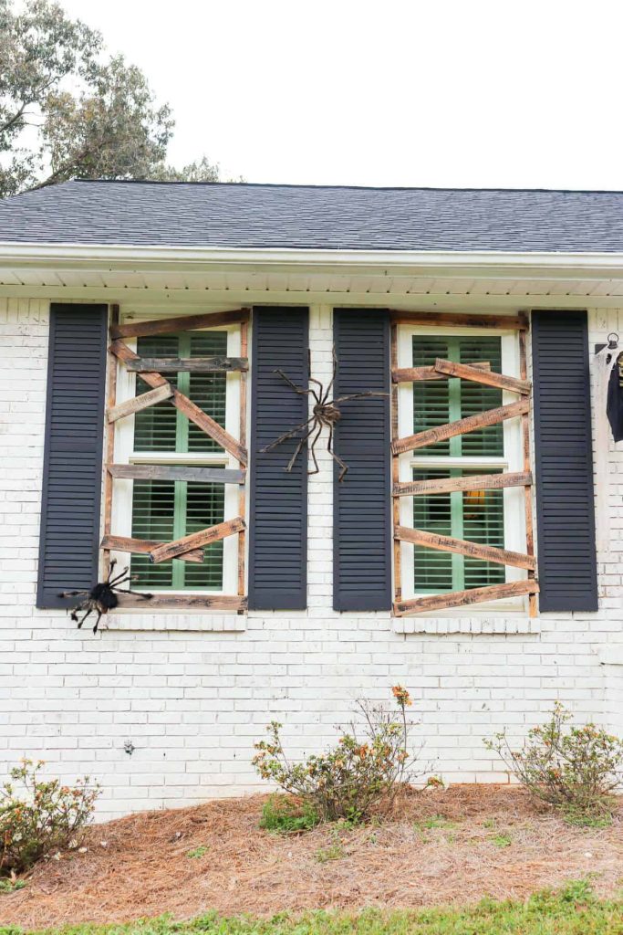 12 Fantastic DIY Halloween Window Décor Ideas