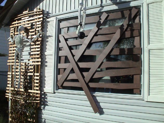 12 Fantastic DIY Halloween Window Décor Ideas