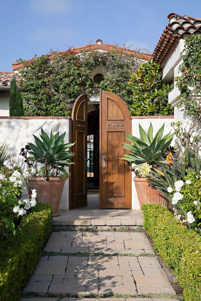 15 Elegant Mediterranean Entrance Designs You Won't Forget