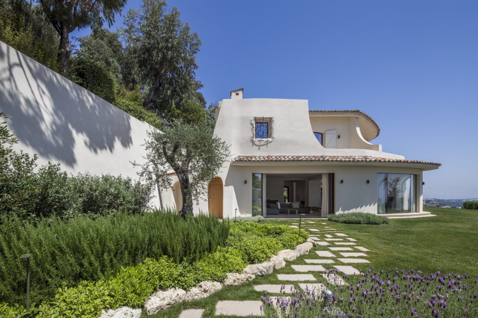 15 Fantastic Mediterranean Landscape Designs That Will Take Your Breath ...