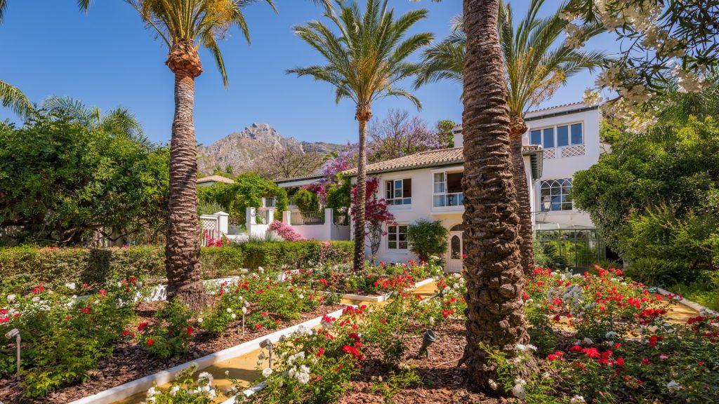 15 Fantastic Mediterranean Landscape Designs That Will Take Your Breath ...