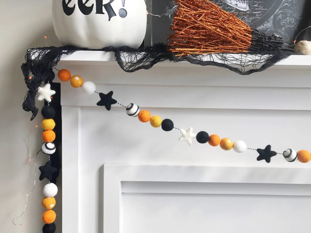 17 Spooktastic Halloween Garland Designs You Will Want